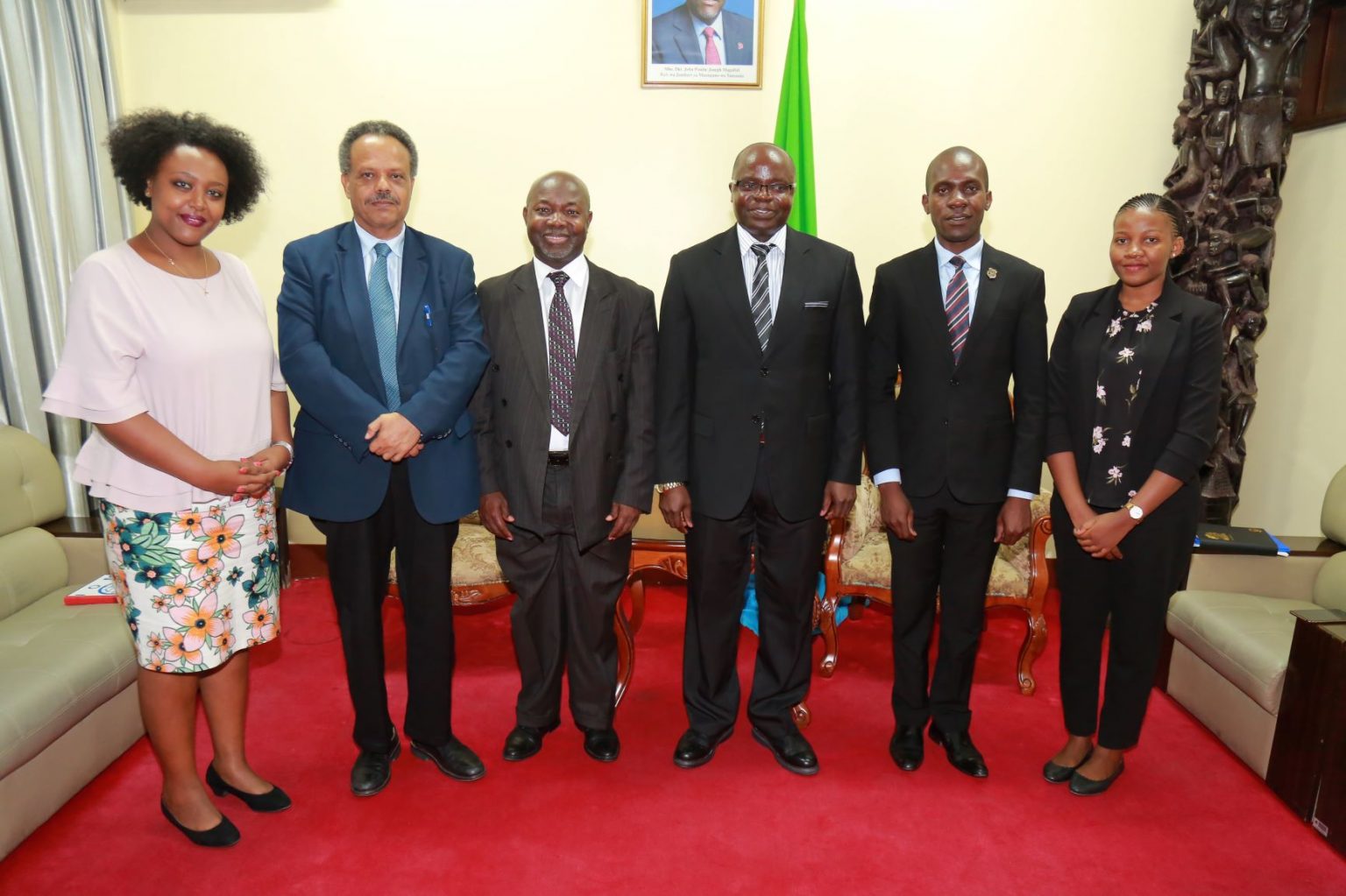 BALOZI IBUGE AKUTANA, AFANYA MAZUNGUMZO NA MKURUGENZI WA SHIRIKA LA IOM ...