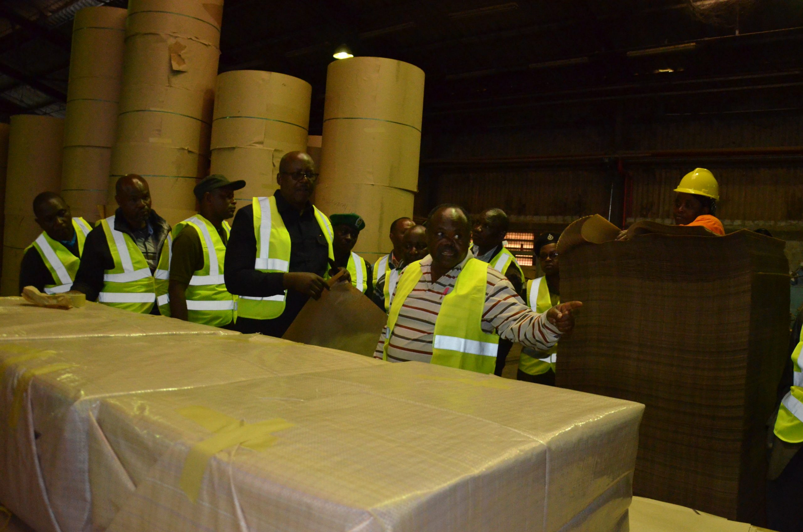 NAIBU WAZIRI MHE.KANYASU AZUNGUMZA NA WANUNUZI WAKUBWA WA MALIGHAFI ...