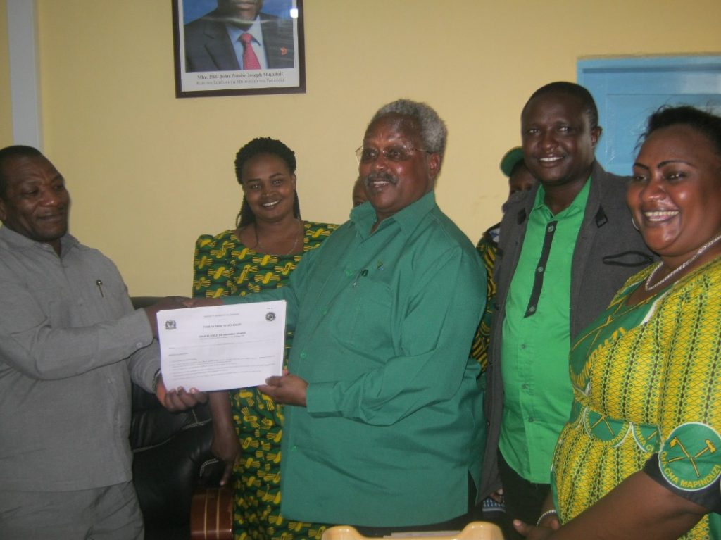 OLE SENDEKA (SIMBA WA MANYARA) APOKEWA KWA SHANGWE AKIENDA KUCHUKUWA ...