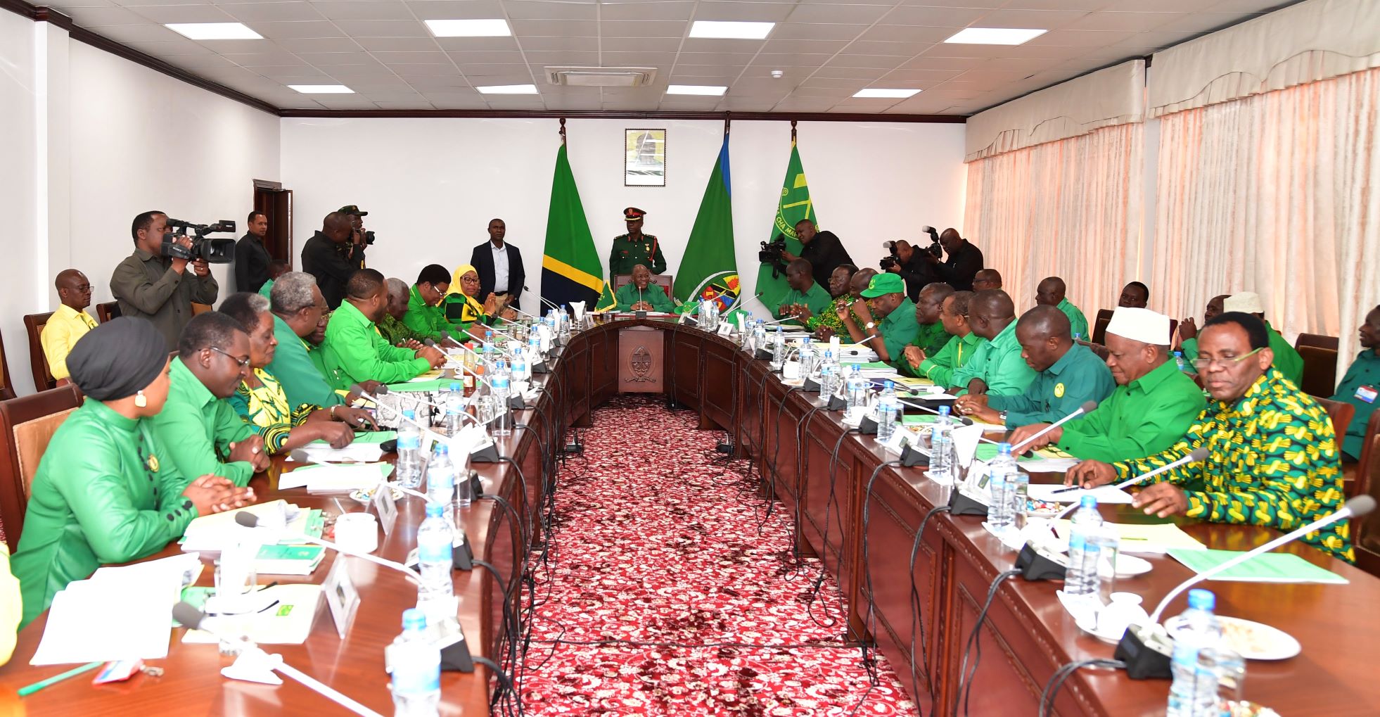 MWENYEKITI WA CHAMA CHA MAPINDUZI CCM RAIS MAGUFULI AONGOZA KIKAO CHA ...