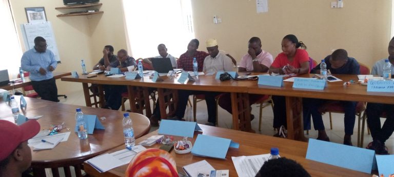 WAANDISHI WA HABARI ZA REDIO ZA JAMII WATAKIWA KUTUMIA VYEMA MITANDAO ... WAANDISHI WA HABARI ZA REDIO ZA JAMII WATAKIWA KUTUMIA VYEMA MITANDAO ...