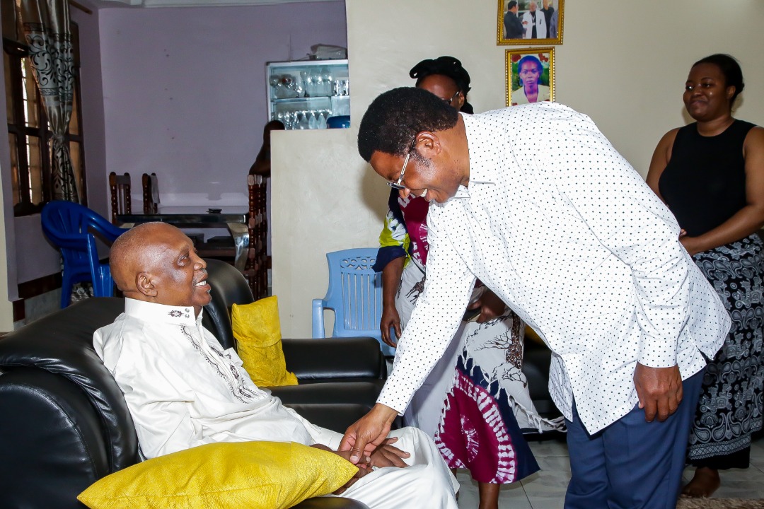 WAZIRI MKUU MSTAAFU, KASSIM MAJALIWA AWAJULIA HALI MZEE KING KIKI NA ... WAZIRI MKUU MSTAAFU, KASSIM MAJALIWA AWAJULIA HALI MZEE KING KIKI NA ...