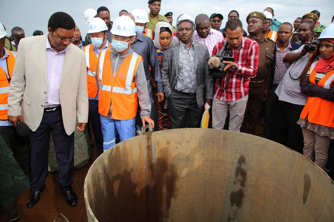 WAZIRI MKUU AKAGUA UJENZI WA DARAJA LA JPM, MELI YA MV MWANZA – Full ...