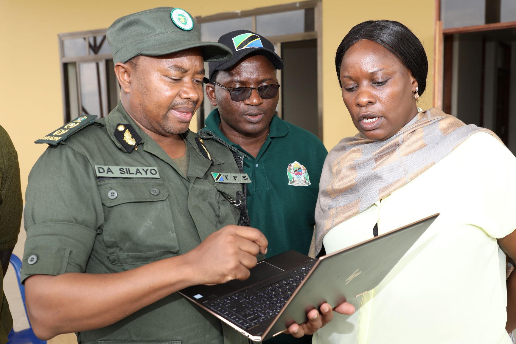 WAZIRI DKT.NDUMBARO NA NAIBU WAKE MHE. MARY MASANJA WATEMBELEA SHAMBA ...