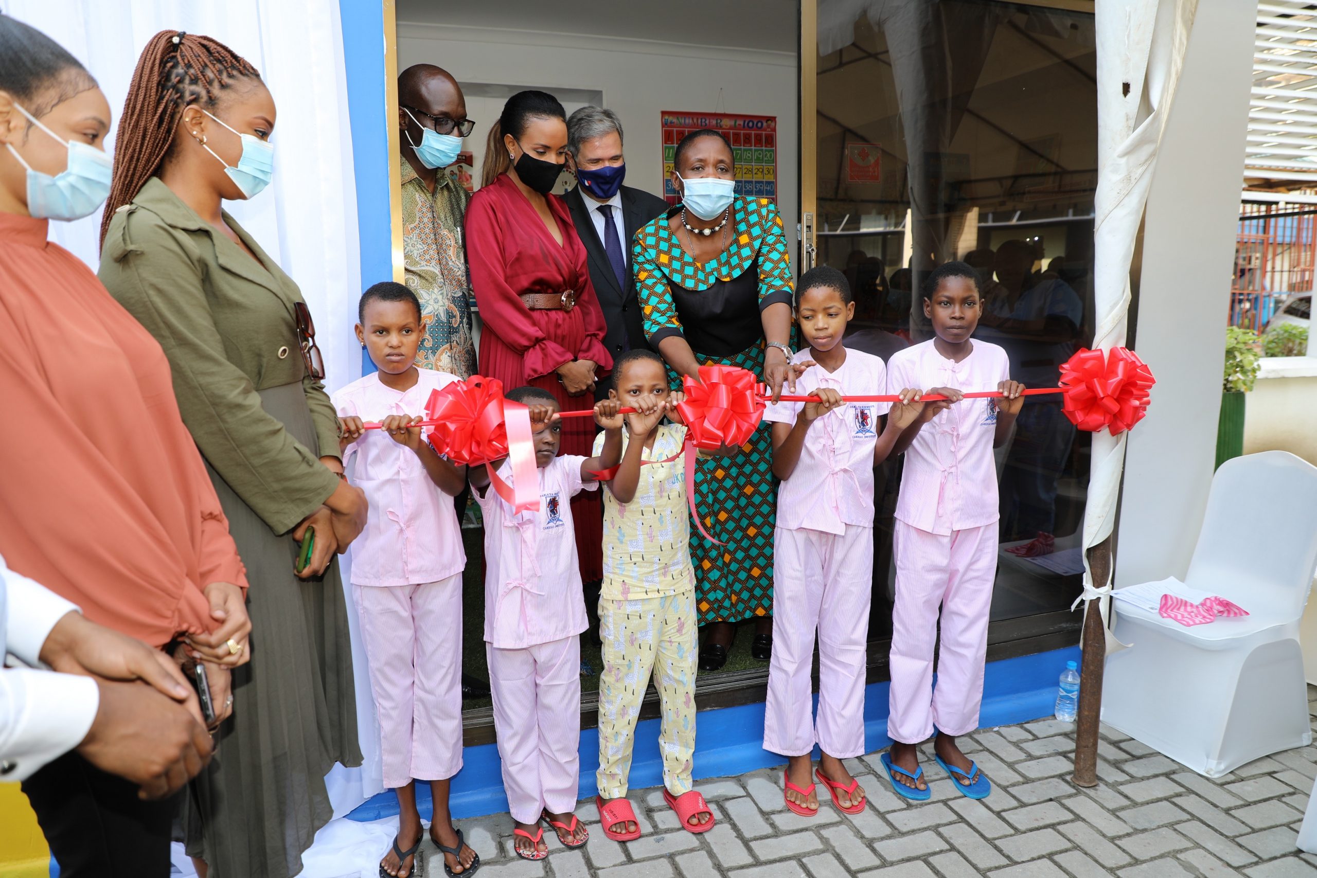 WAREMBO WA MISS TANZANIA WAKABIDHI MAKTABA YA WATOTO WANAOSUMBULIWA NA ...