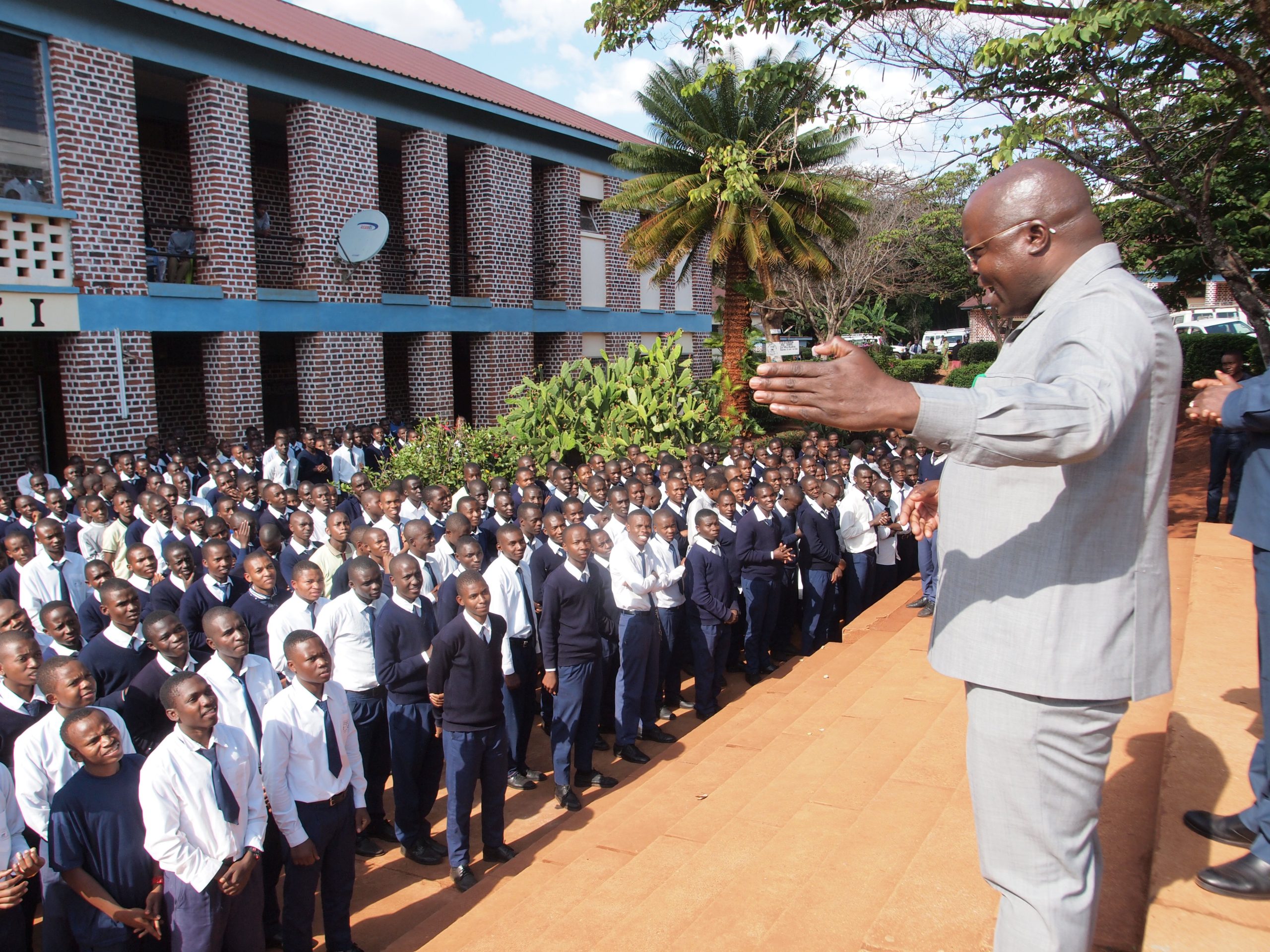 RC IBUGE AWATAKA WANAFUNZI KIGONSERA SEKONDARI KUONGEZA BIDII KATIKA ...