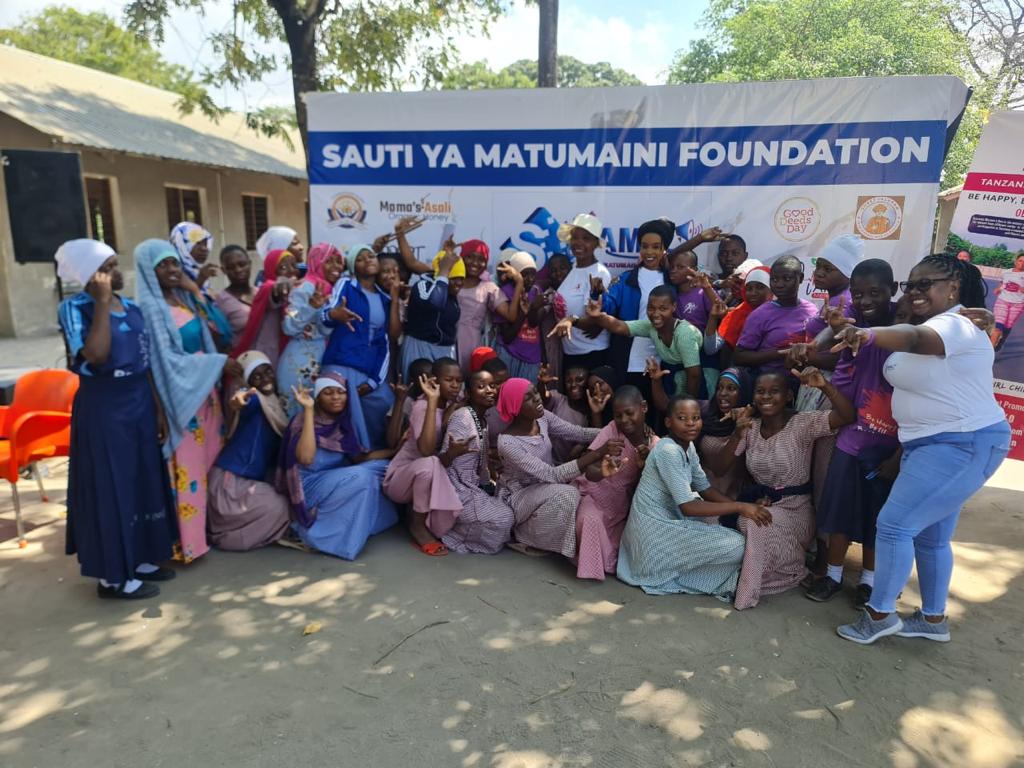 SUMAF WAKABIDHI TAULO ZA KIKE 600 SHULE YA MSINGI BUGURUNI VIZIWI ...