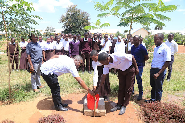 EWURA YARIDHISHWA KUWASA KUPELEKA MAJI YA ZAWADI YA USHINDI SHULE ZA ...