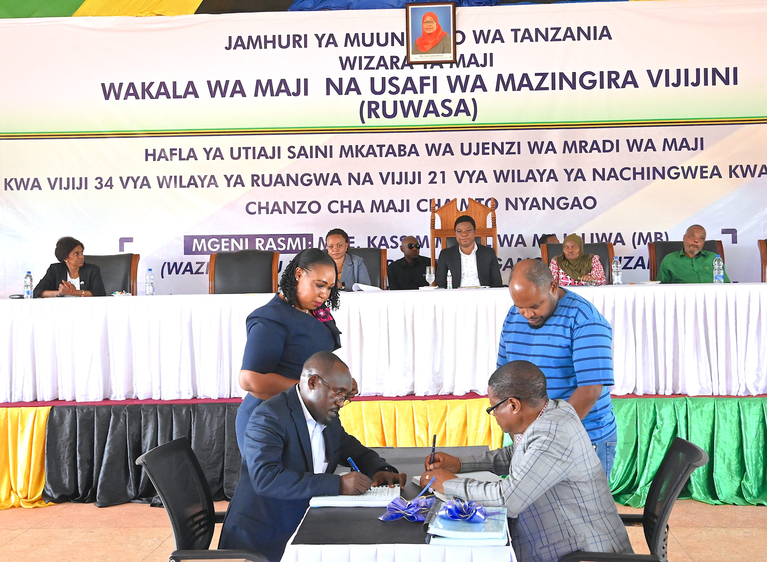 WAZIRI MKUU ASHUHUDIA UTIAJI SAINI MRADI WA MAJI WA VIJIJI 55 – Full ...