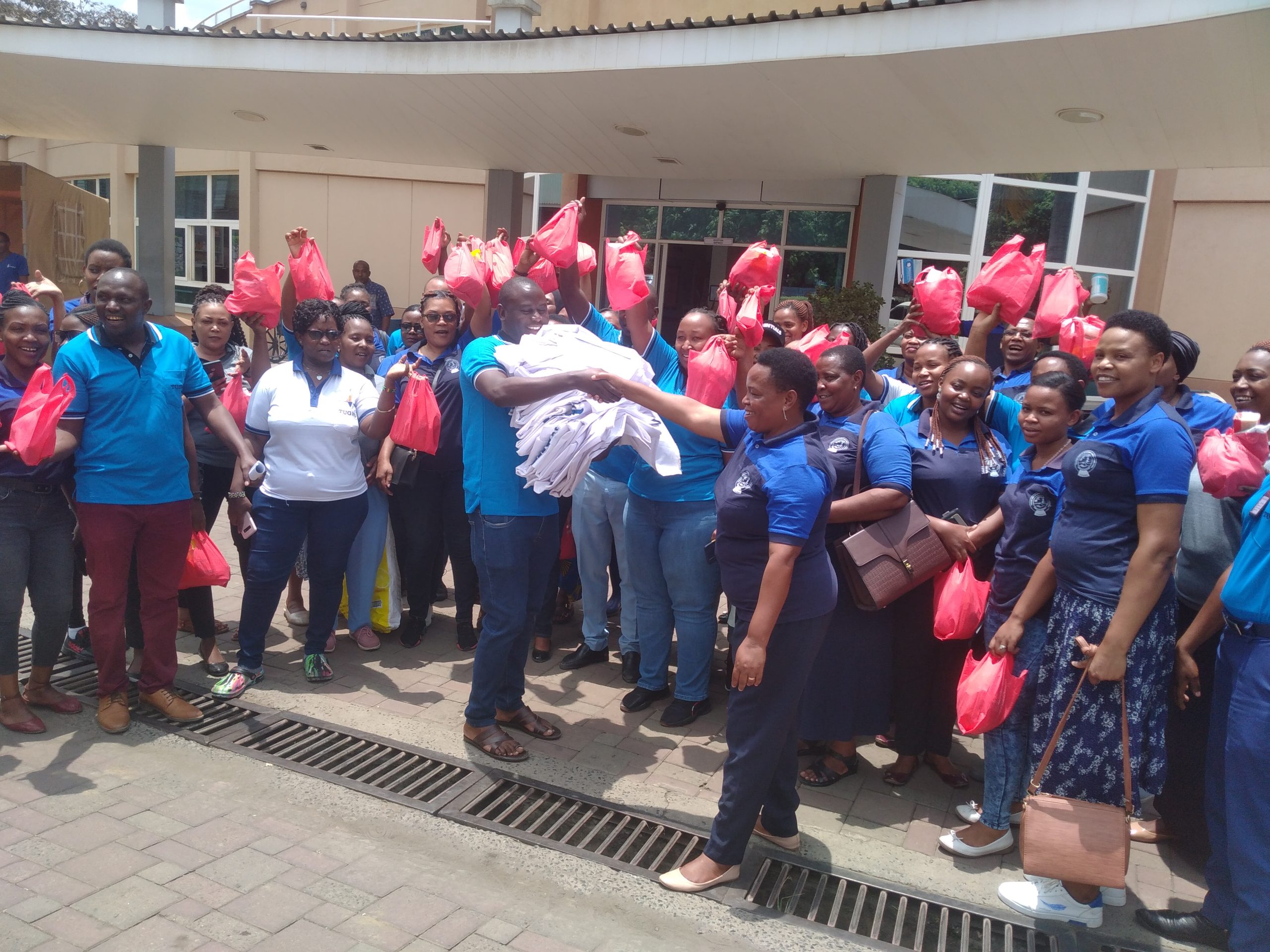 TUGHE MKOA WA ARUSHA WAKABIDHI MISAADA MBALIMBALI HOSPITALI YA ALMC ...