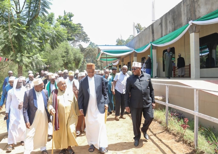 MAKAMU MWENYEKITI CCM BARA KINANA AFUNGUA MSIKITI WA BAKWATA LUSHOTO ...