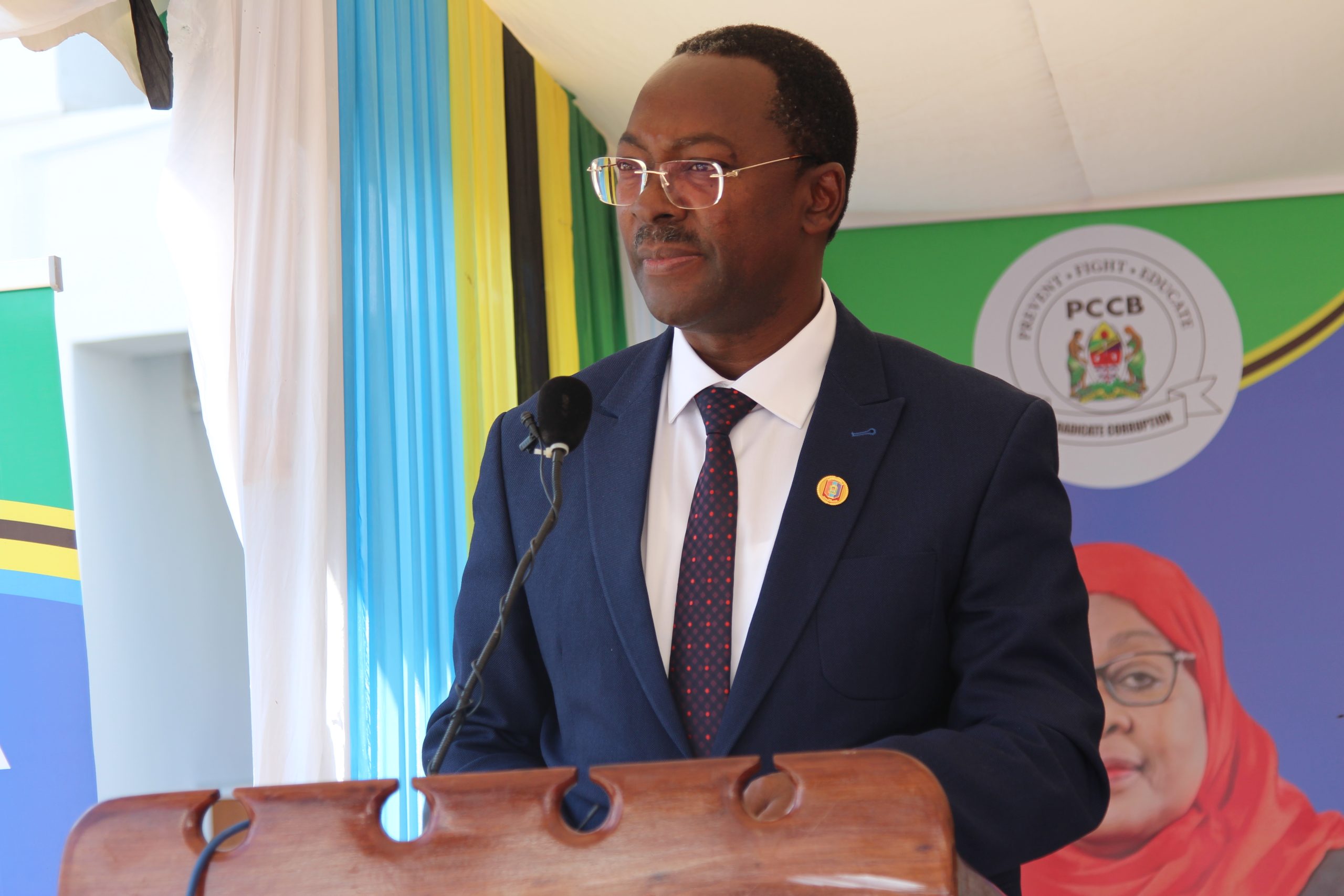 MHE.SIMBACHAWENE AITAKA TAKUKURU ISIJIFUNGIE OFISINI, IENDE KWA JAMII ...