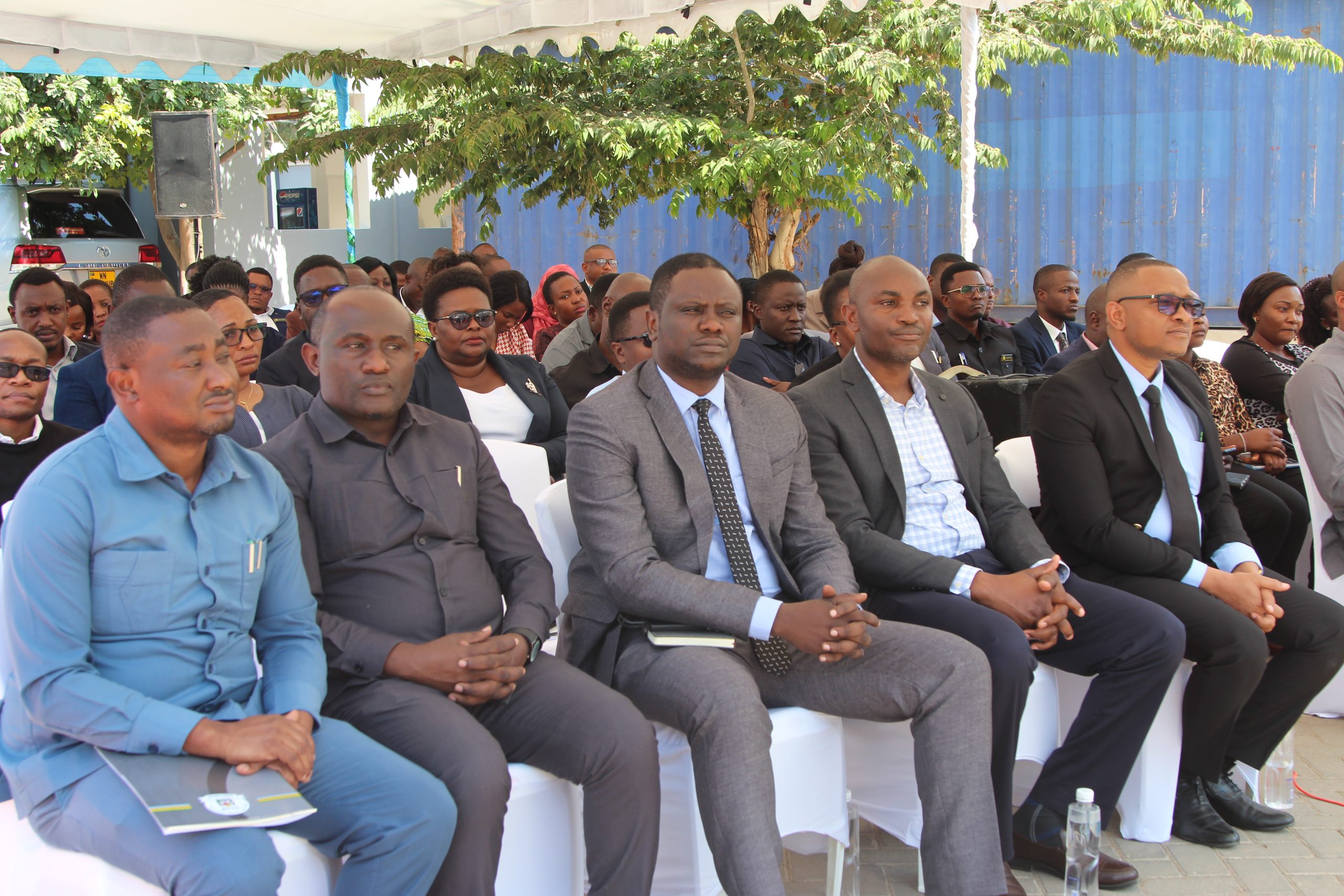 MHE.SIMBACHAWENE AITAKA TAKUKURU ISIJIFUNGIE OFISINI, IENDE KWA JAMII ...