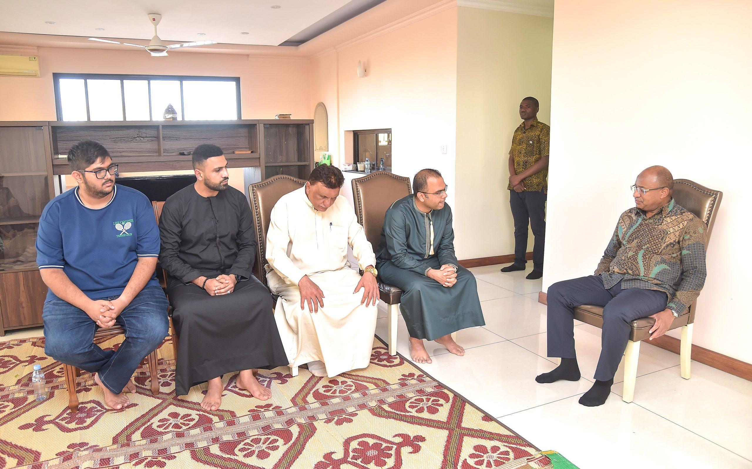 RAIS WA ZANZIBAR ALHAJJ DK. MWINYI AMETOKA MKONO WA POLE KWA MAREHEMU ...