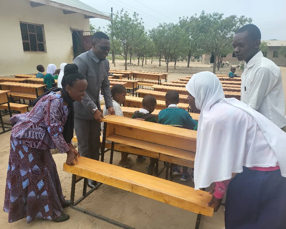 DC SIMANJIRO DKT SERERA AKABIDHI MADAWATI 50 SHULE YA ENDIAMTU – Full ...