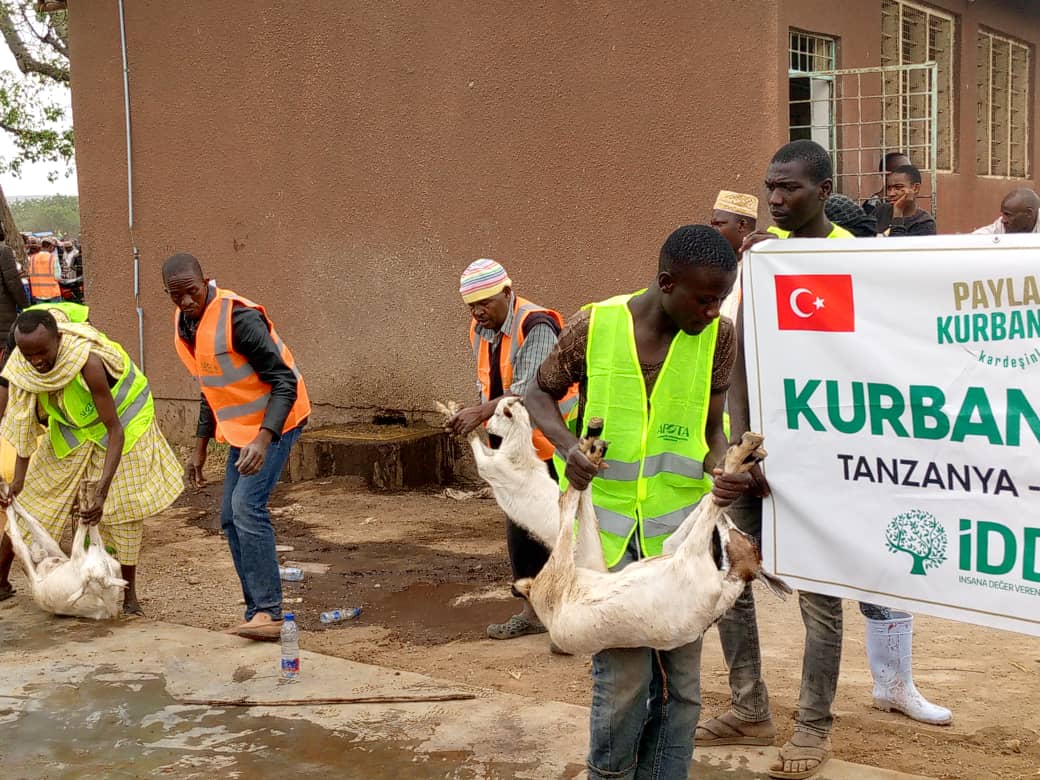 AHASANTE FOUNDATION YAGAWA NG’OMBE 600, KONDOO NA MBUZI 2,000 WA IDD EL ...