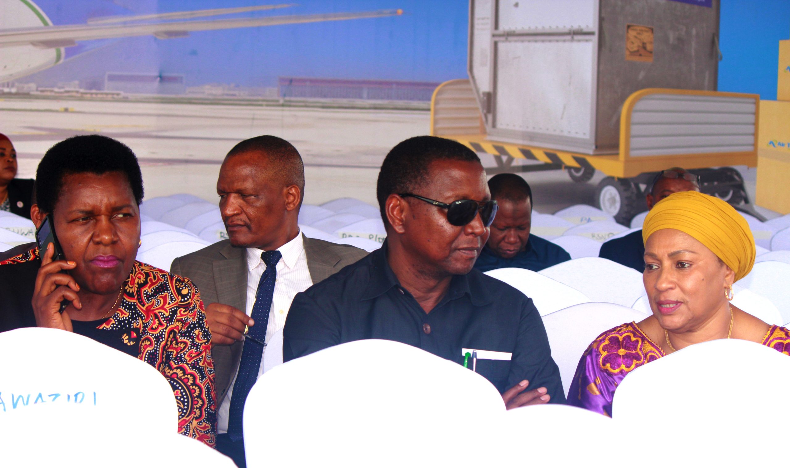 MAELFU YA WANANCHI WASUBIRI KUPOKEA NDEGE MPYA YA MIZIGO AINA YA BOEING ...