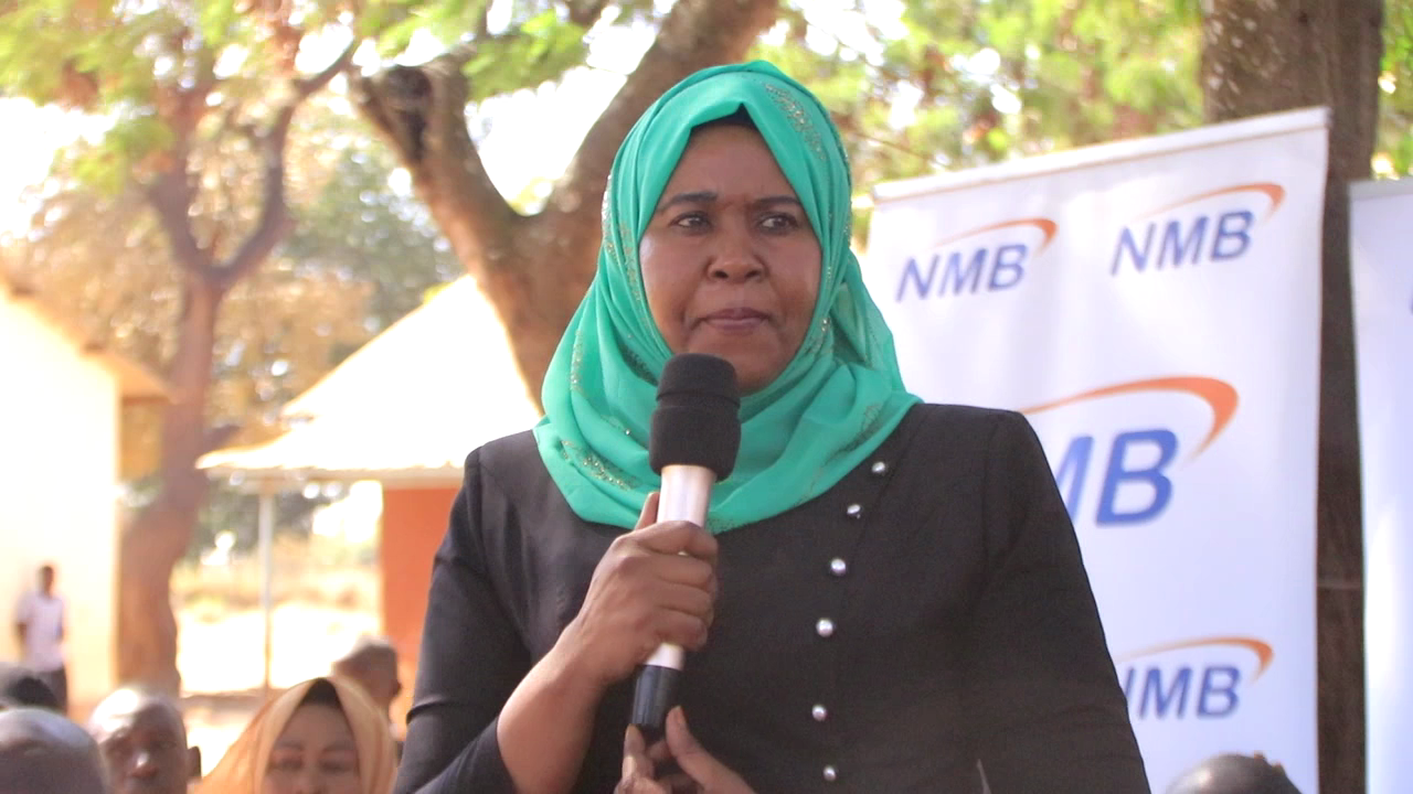 BENKI YA NMB YACHANGIA MADAWATI ,VITI NA MEZA 250 KATIKA SHULE 4 ZA ...