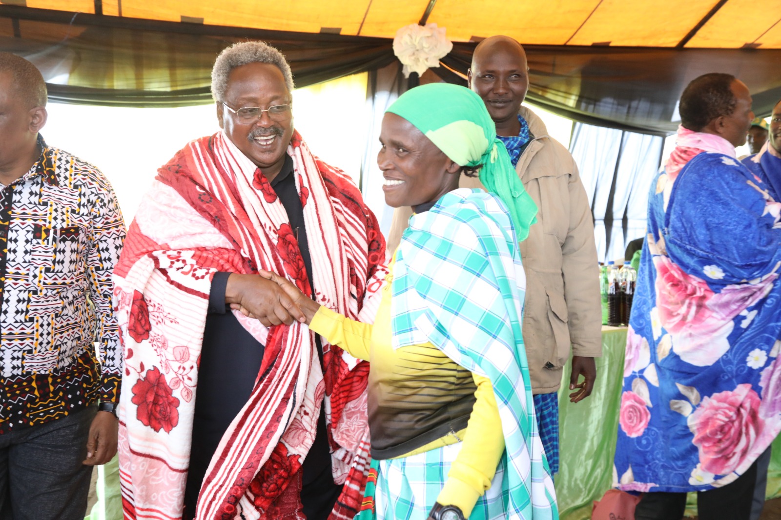 OLE SENDEKA KUANZA ZIARA SIMANJIRO, KUWAKOMESHA WANAODAI ANADANDIA ...