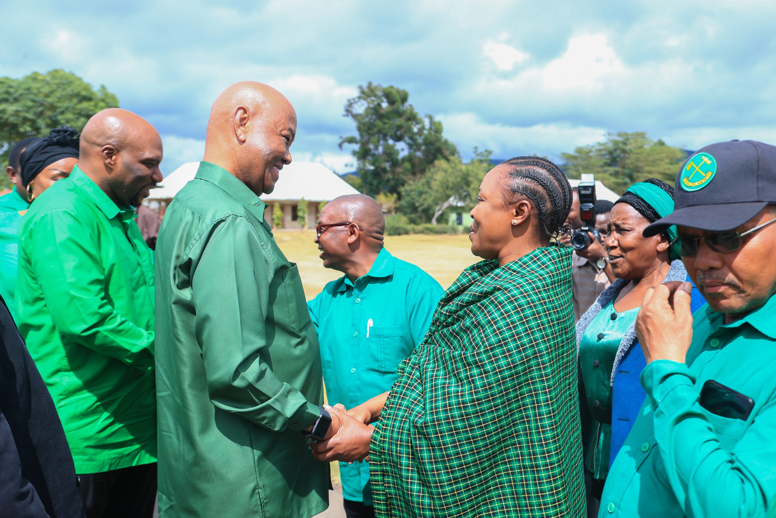 MSIBADILISHE VIONGOZI KAMA MASHATI, MNARUDISHA NYUMA MAENDELEO-KINANA ...