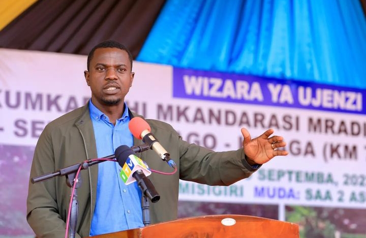 BASHUNGWA AMKABIDHI MKANDARASI BARABARA SINGIDA – Full Shangwe Blog