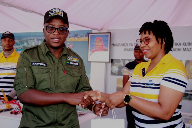 WAZIRI WA MADINI ANTHONY MAVUNDE ATEMBELEA BANDA LA BANDARI MAONESHO YA ...