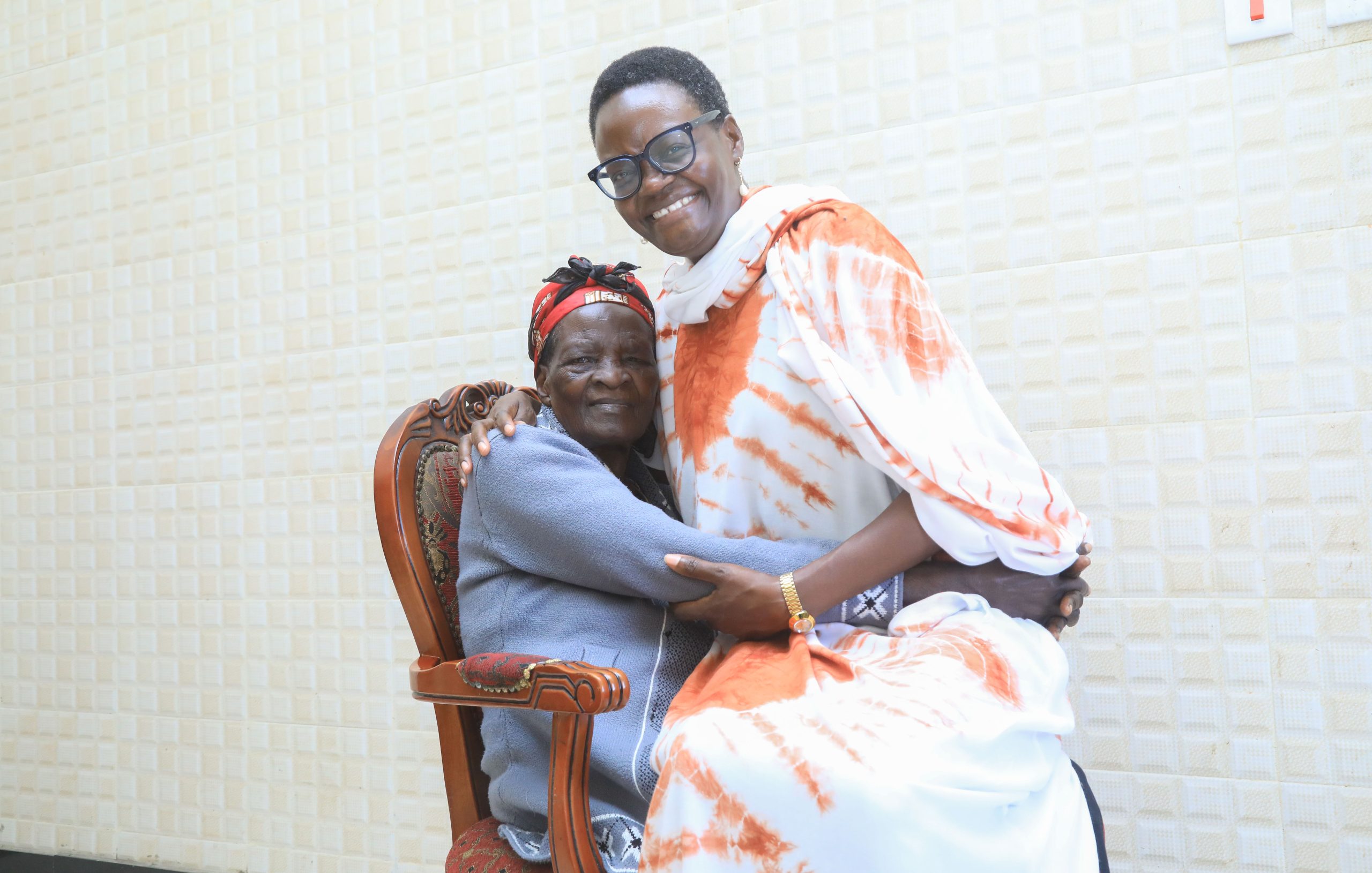 SPIKA DKT. TULIA AKIPONGEZWA NA MAMA YAKE MZAZI – Full Shangwe Blog