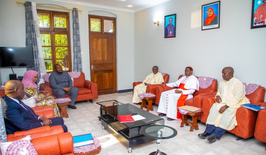 NAIBU WAZIRI MKUU DKT. DOTO BITEKO AKUTANA NA KARDINALI RUGAMBWA TABORA ... NAIBU WAZIRI MKUU DKT. DOTO BITEKO AKUTANA NA KARDINALI RUGAMBWA TABORA ...