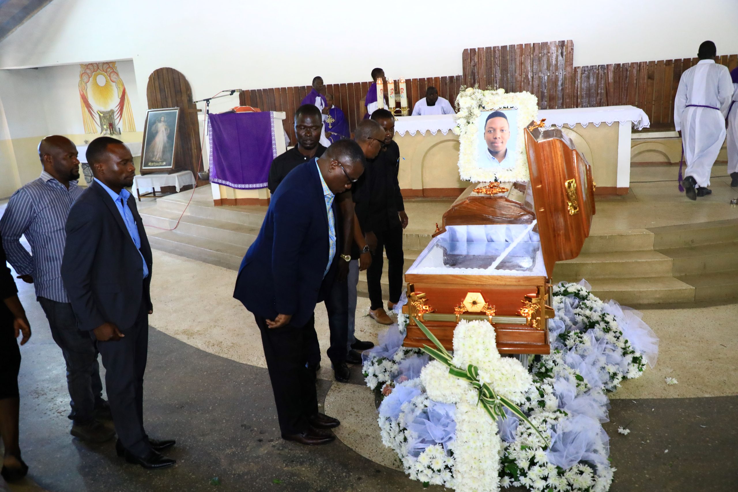 SAGINI ASHIRIKI IBADA YA MAZISHI YA MJUKUU WA BABA WA TAIFA. – Full ... SAGINI ASHIRIKI IBADA YA MAZISHI YA MJUKUU WA BABA WA TAIFA. – Full ...