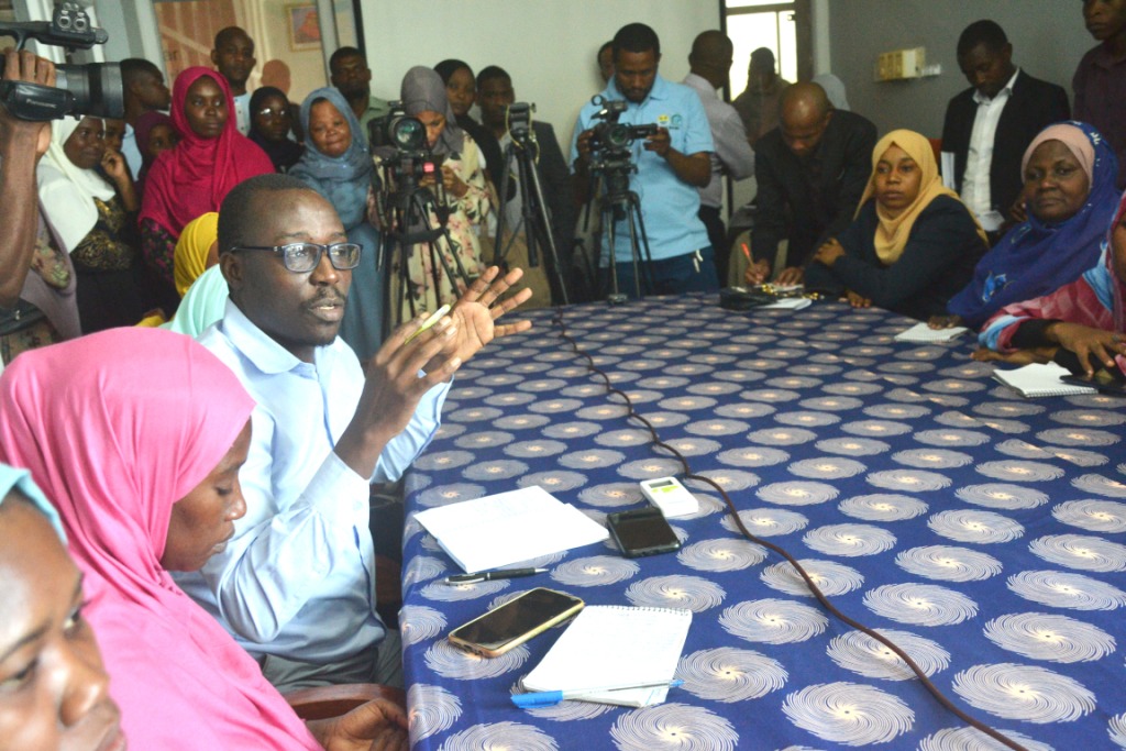 WAZIRI WA BIASHARA NA MAENDELEO YA VIWANDA AZUNGUMZA NA WAANDISHI ... WAZIRI WA BIASHARA NA MAENDELEO YA VIWANDA AZUNGUMZA NA WAANDISHI ...