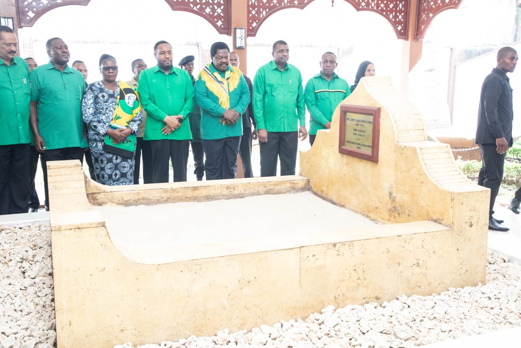 DKT. NCHIMBI AZURU KABURI KA HAYATI ABEID AMANI KARUME KISIWANDUI ...