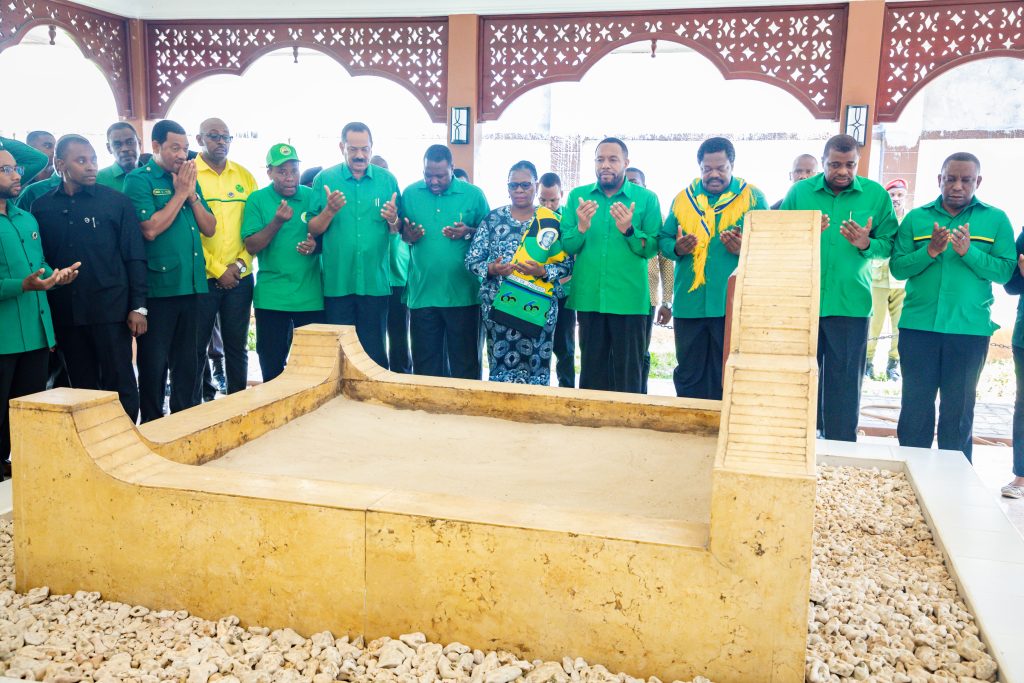 DKT. NCHIMBI AZURU KABURI KA HAYATI ABEID AMANI KARUME KISIWANDUI ...
