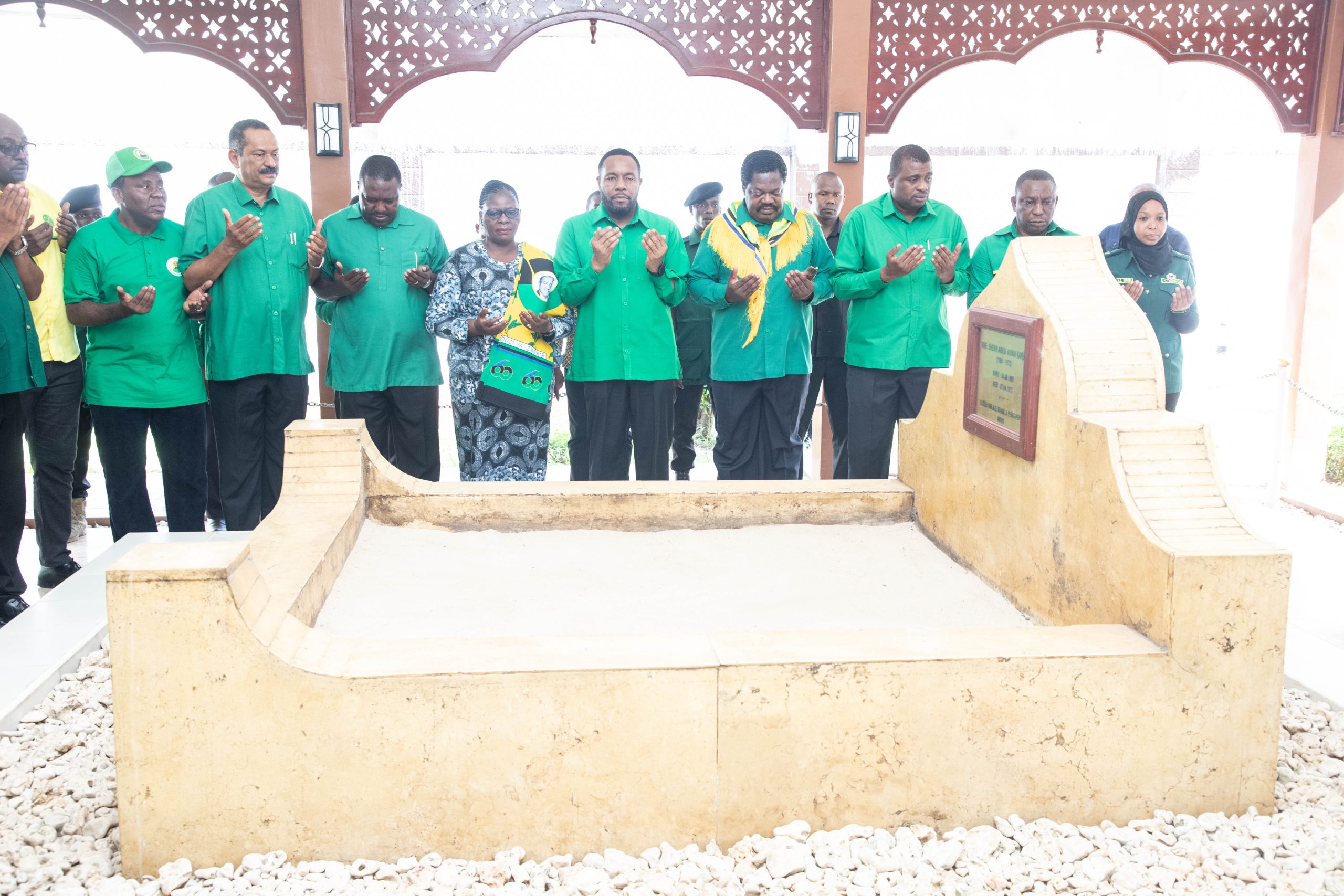 DKT. NCHIMBI AZURU KABURI KA HAYATI ABEID AMANI KARUME KISIWANDUI ...