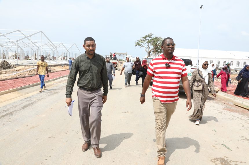 WAZIRI WA BIASHARA NA MAENDELEO YA VIWANDA AKAGUA ENEO LA MAONESHO YA ... WAZIRI WA BIASHARA NA MAENDELEO YA VIWANDA AKAGUA ENEO LA MAONESHO YA ...
