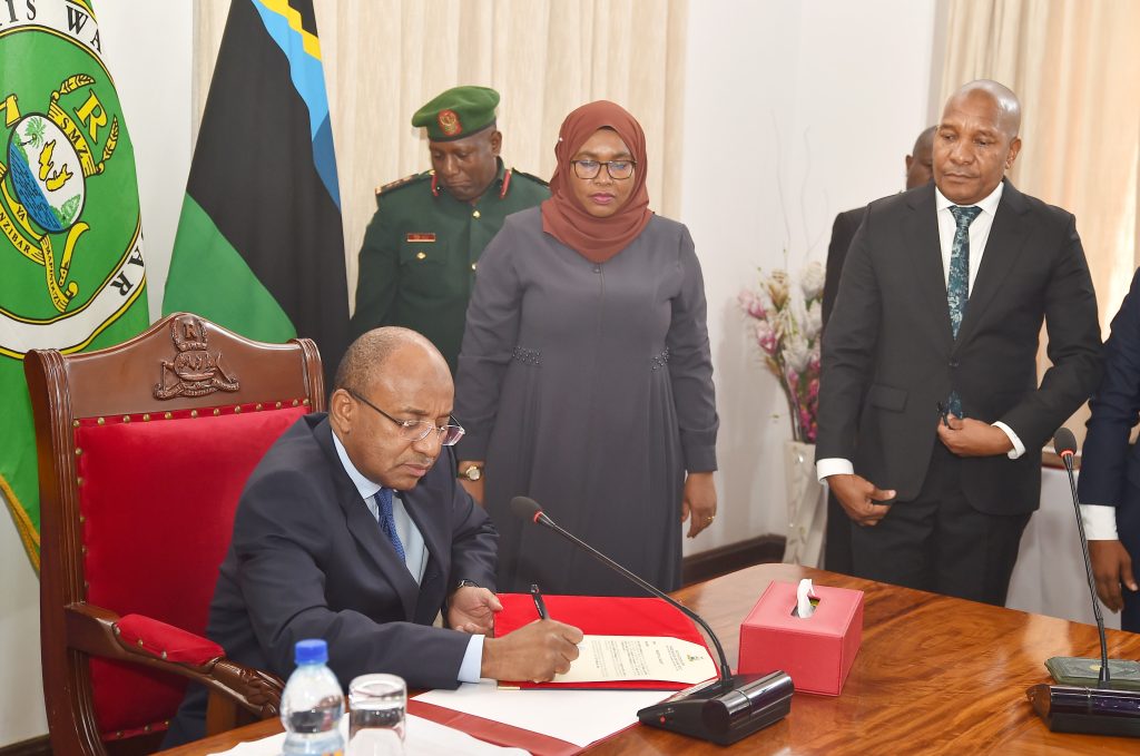 RAIS WA ZANZIBAR MHE.DK.HUSSEIN MWINYI AMEMUAPISHA MHE.SHARIFF ALI ...