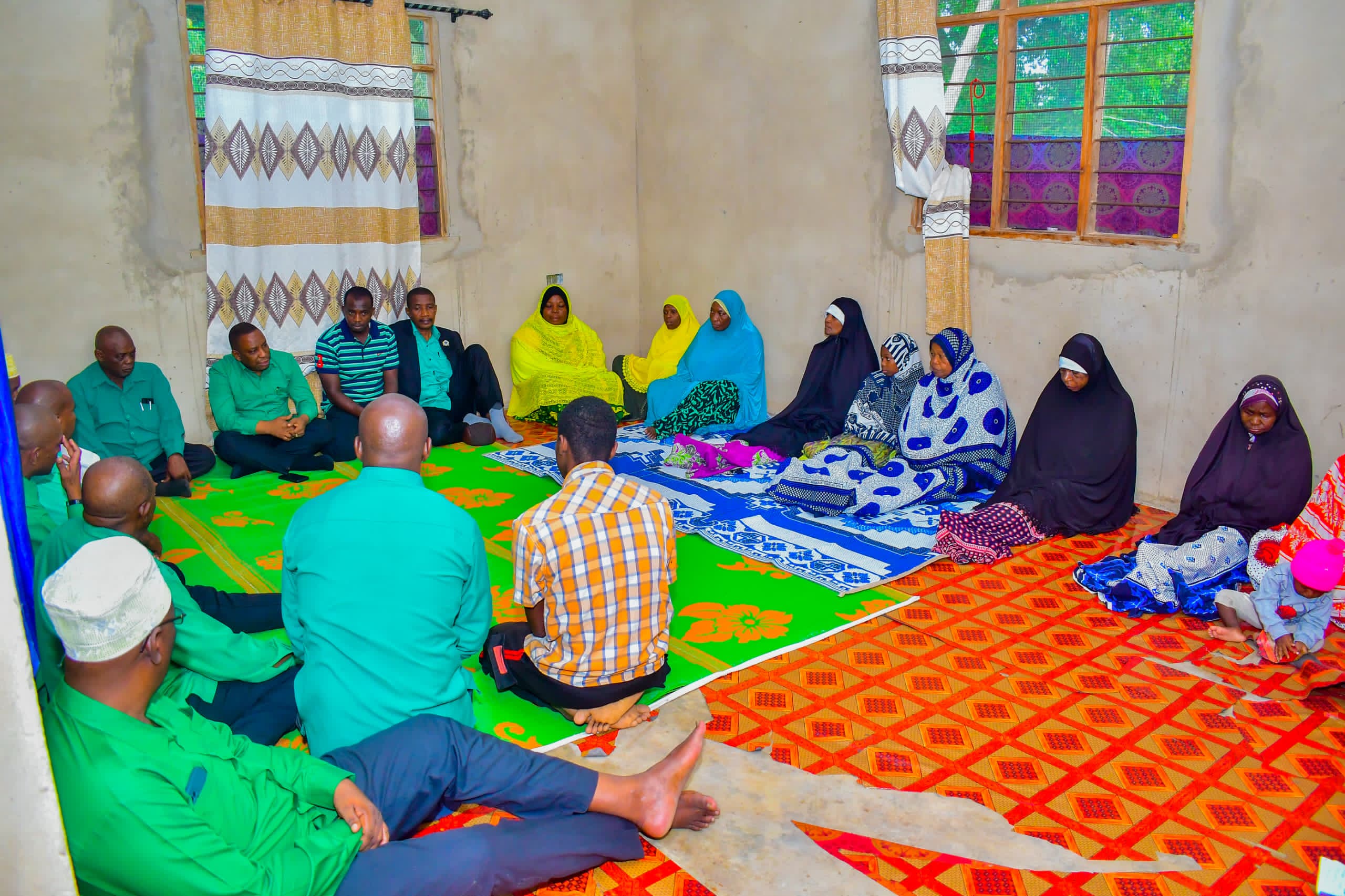 DKT.DIMWA : ATOA MKONO WA POLE KWA FAMILIA ZA MAKADA WA CCM WALIOFARIKI ...