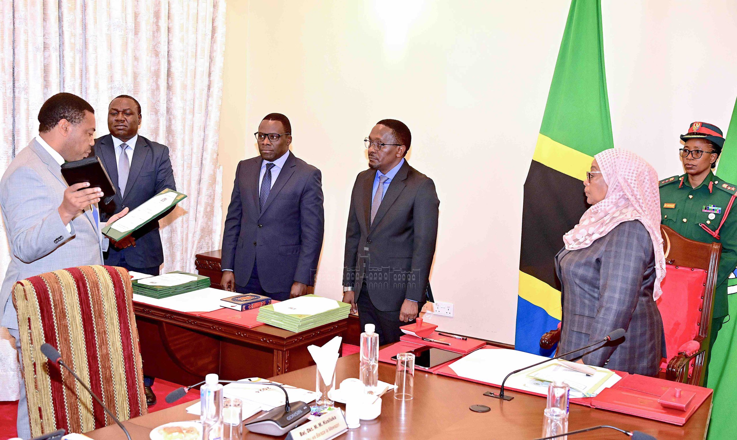 RAIS SAMIA AWAAPISHA WAJUMBE WA TUME YA MIPANGO IKULU CHAMWINO MKOANI ...