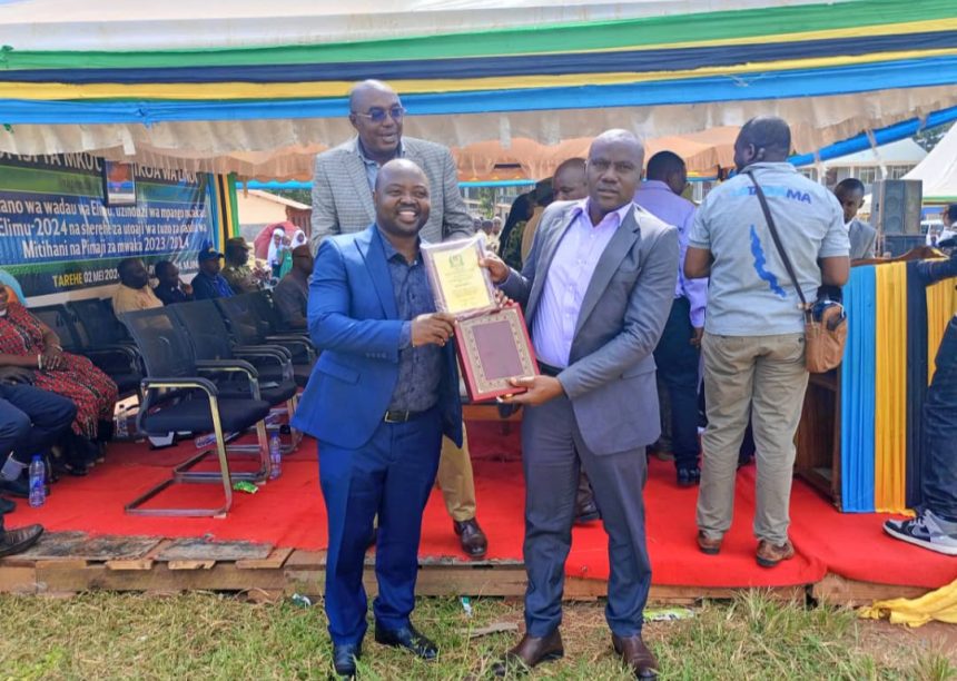 NACHINGWEA YATWAA TUZO LUKUKI ZA ELIMU MKOA WA LINDI – Full Shangwe Blog