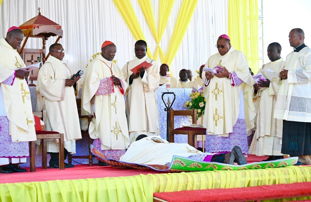 WAZIRI MKUU AMWAKILISHA MAKAMU WA RAIS KUWEKWA WAKFU KWA ASKOFU WA ...