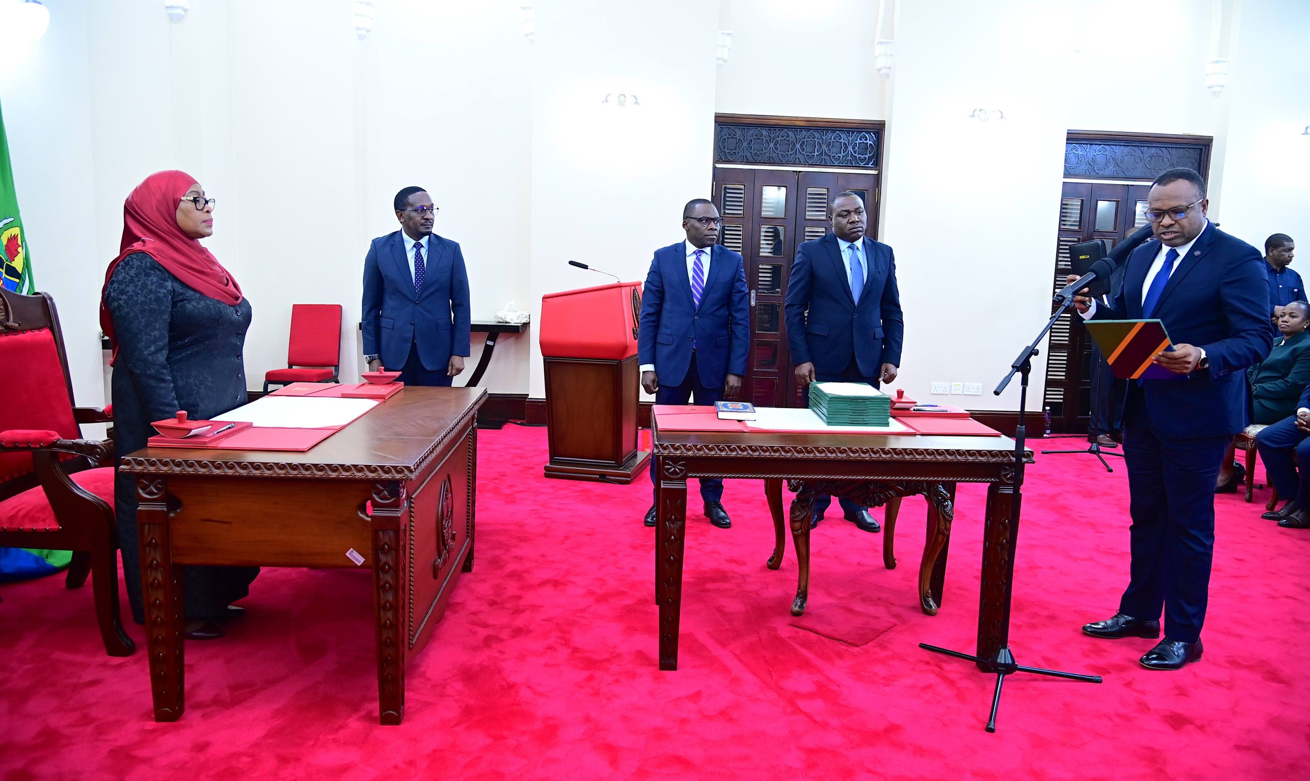 RAIS SAMIA AWAAPISHA VIONGOZI MBALIMBALI IKULU CHAMWINO MKOANI DODOMA ...