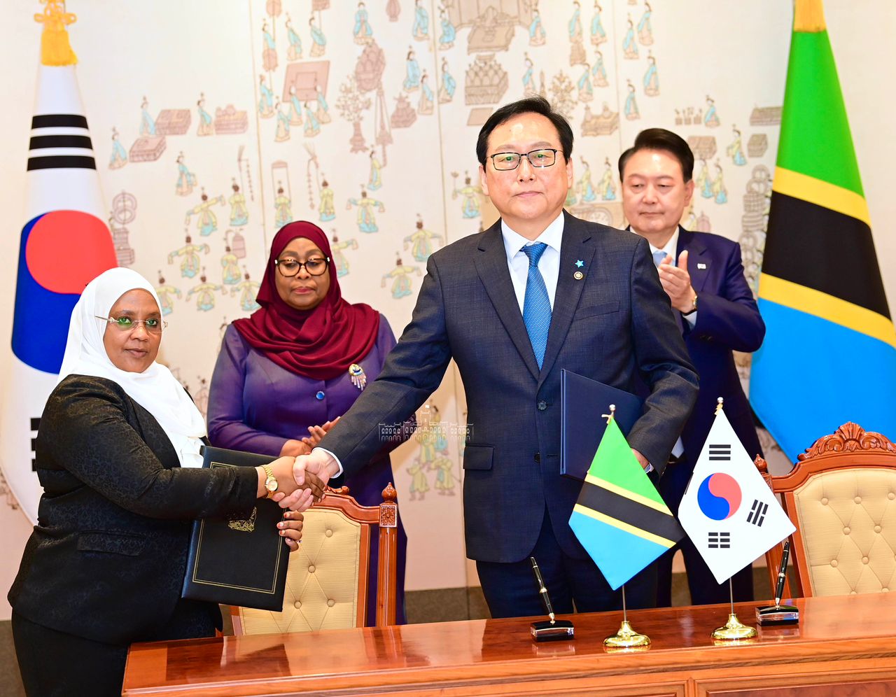 Rais Samia Suluhu Hassan Na Rais Yoon Suk Yeol Wa Korea Washuhudia 5680