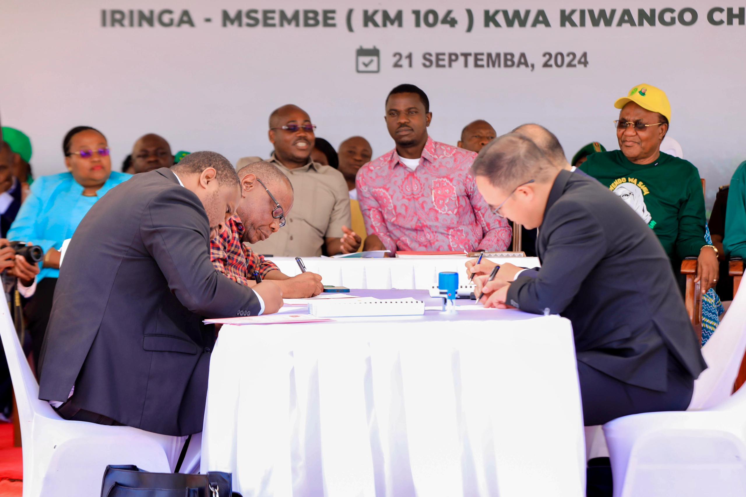 MKATABA UJENZI WA BARABARA YA IRINGA – MSEMBE WASAINIWA, BILIONI 142.5 ...