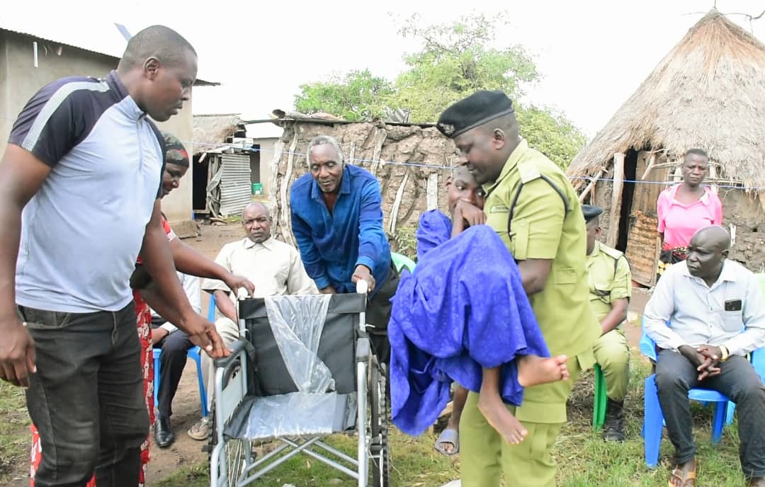 POLISI KATA SERENGETI AMSAIDIA MTOTO KITI MWENDO BAADA YA KULALA ...