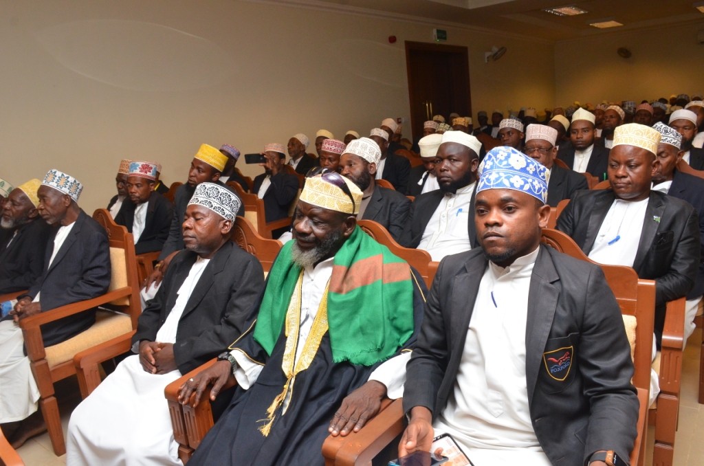 MUFTI MKUU WA ZANZIBAR SHEIKH SALEH OMAR KABI AFUNGA MAFUNZO YA MKUPUO ...