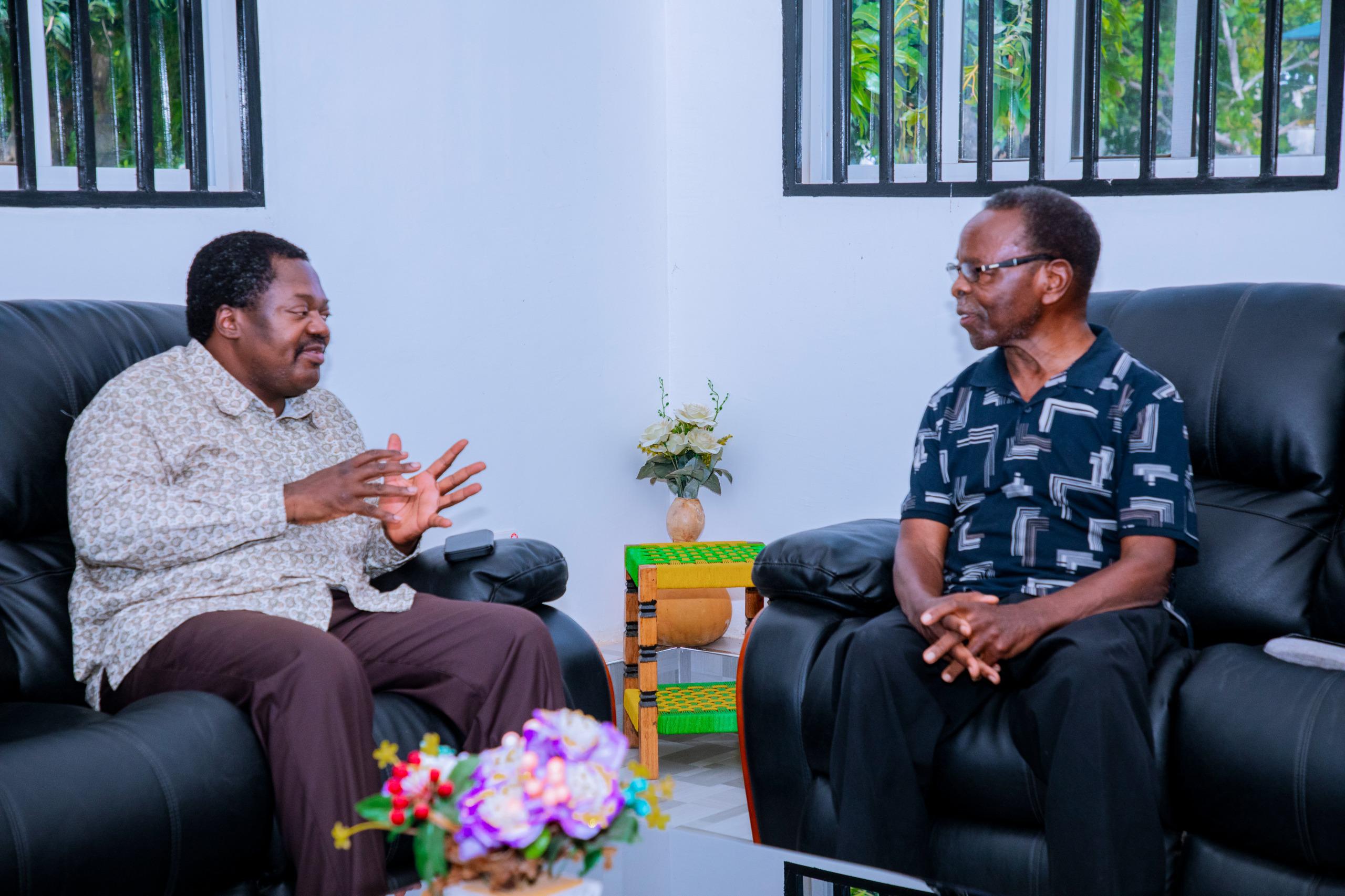 DKT. EMMANUEL NCHIMBI AMTEMBELEA MZEE MANGULA DODOMA – Full Shangwe Blog