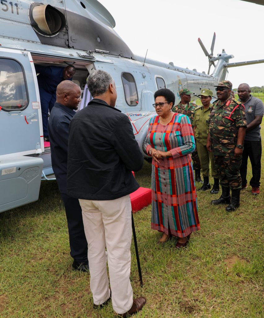 WAZIRI WA ULINZI NA JKT AFANYA ZIARA WILAYANI MONDULI KUONGEA NA ...