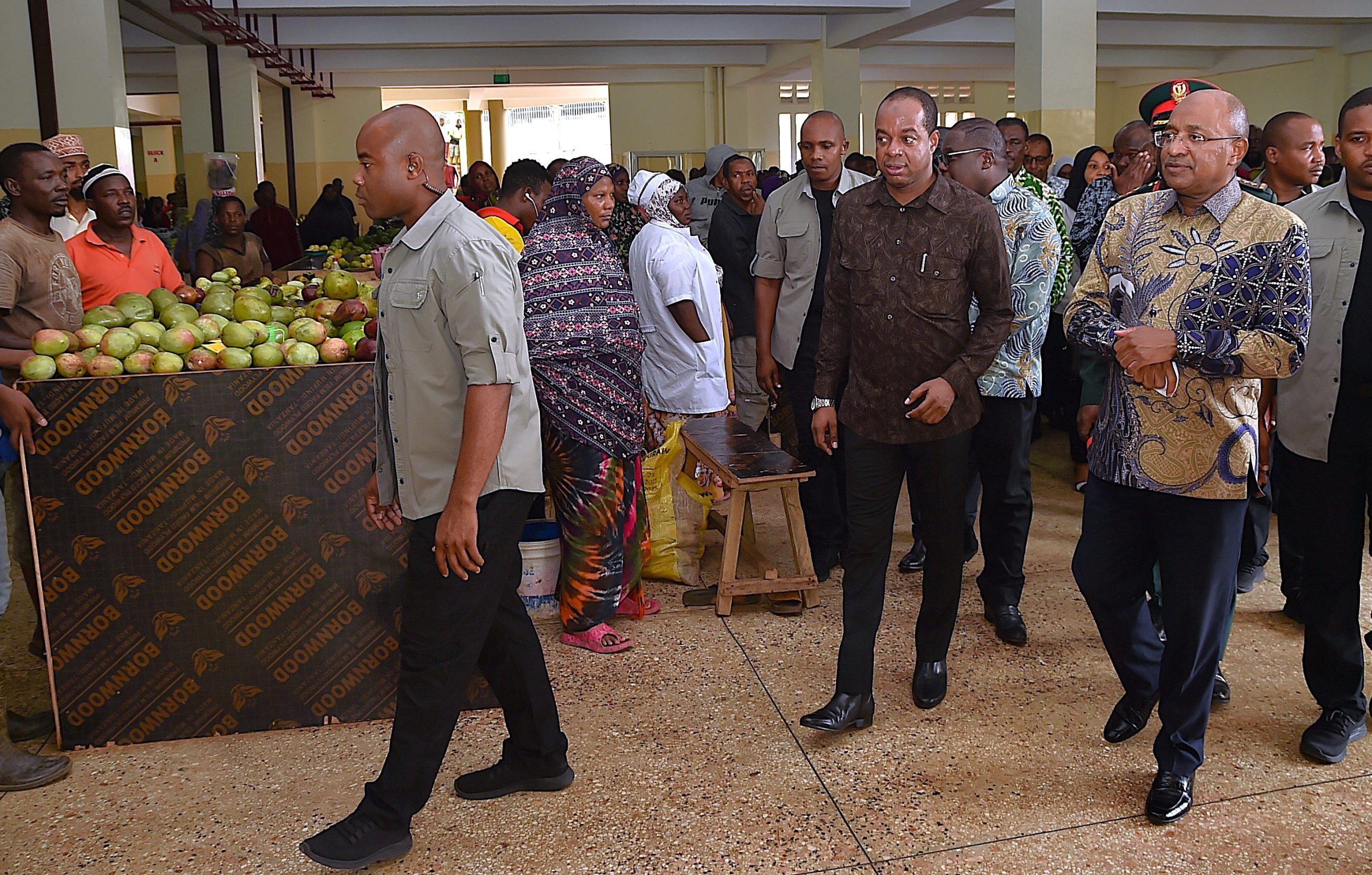 RAIS WA ZANZIBAR ATEMBELEA SOKO LA JUMBI WILAYA YA MAGHARIBI B UNGUJA ...