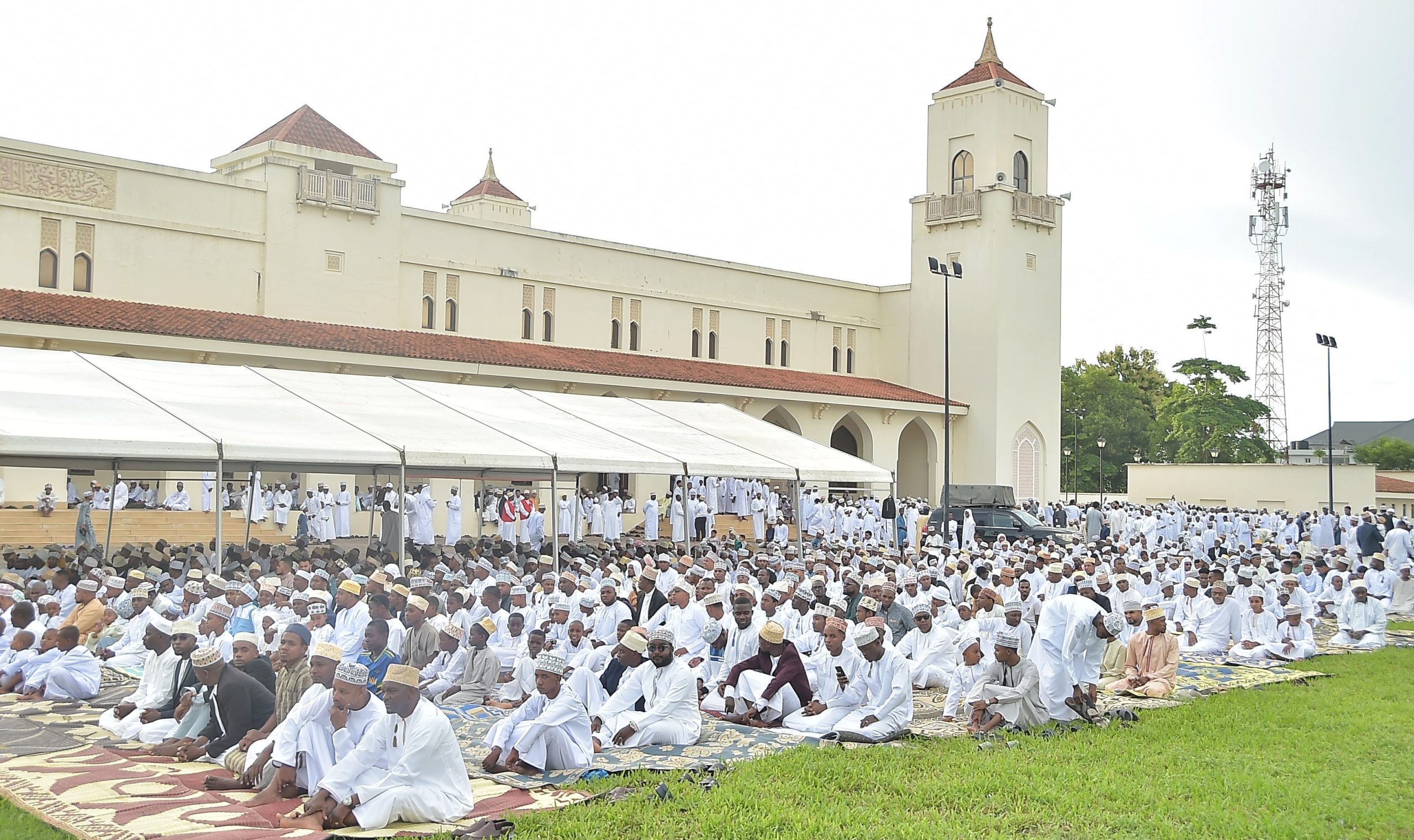 RAIS ALHAJJ DK.HUSSEIN ALI MWINYI AMEJUMUIA NA WAUMINI WA DINI YA ...