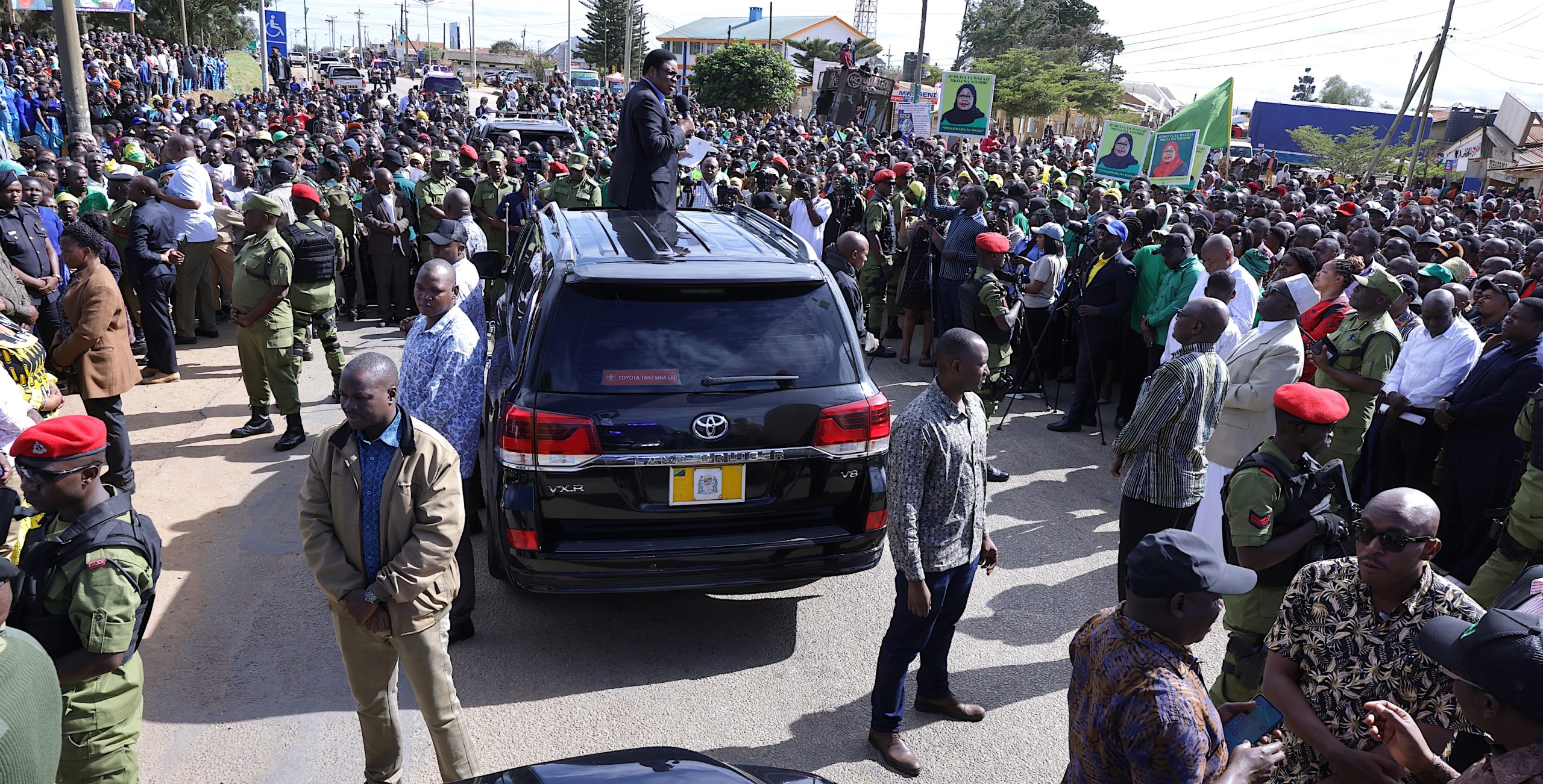 WAZIRI MKUU AWASALIMIA WANANCHI WA MAKAMBAKO – Full Shangwe Blog