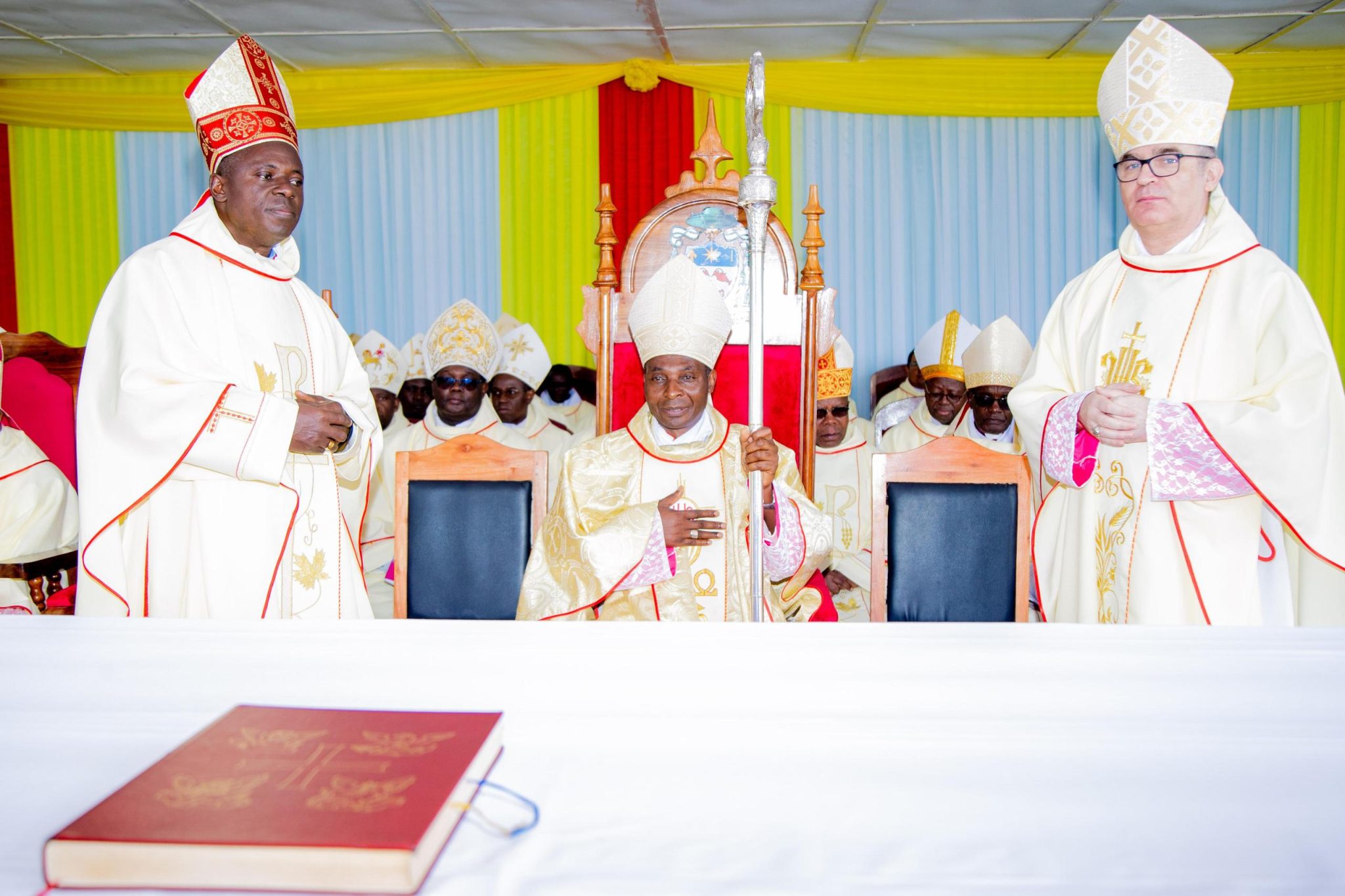 ROMANUS MIHALI ASIMIKWA RASMI KUWA ASKOFU JIMBO LA IRINGA – Full ...